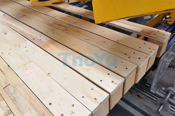 Automatic pallet legs nailing machine - ThoYu